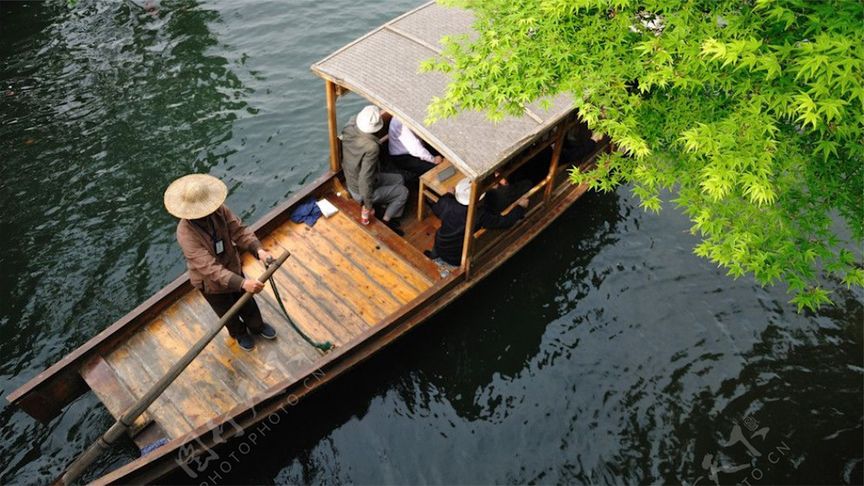 西湖划船师傅有编制、年薪十几万?管委会:不属实,船工并无编制