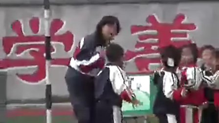 小学三年级体育优质课展示《模仿动物做动作》金老师