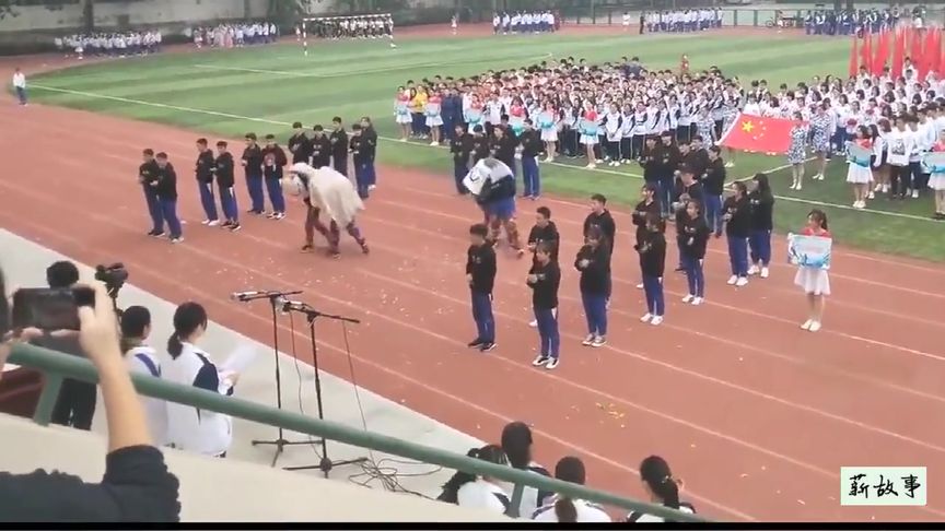 校运动会开幕式,现在的学生真敢玩