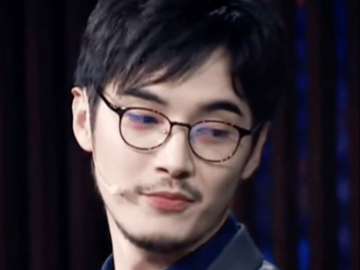 金世佳身份证照片戴眼镜引热议,公安回应:当时的人像照片标准与现行...