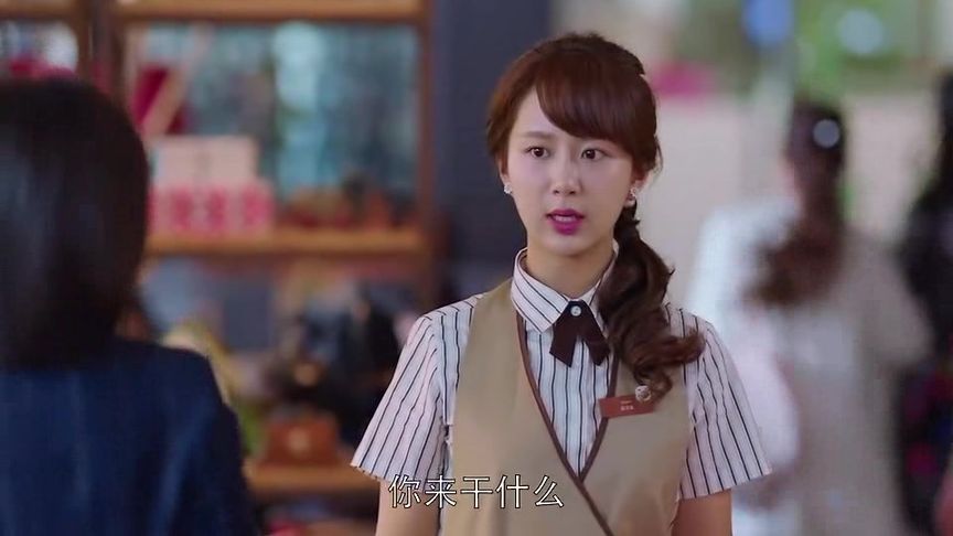 咖啡店的服务员一把抱住富婆,不料富婆被嫌弃了!