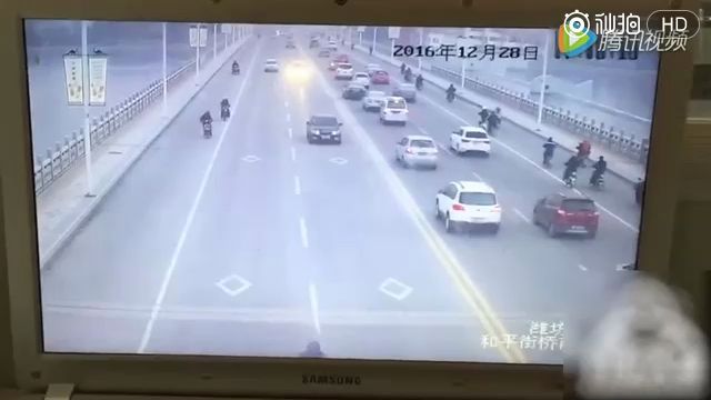 骑电动车 你也要看好路 不要害人害己!安全第一