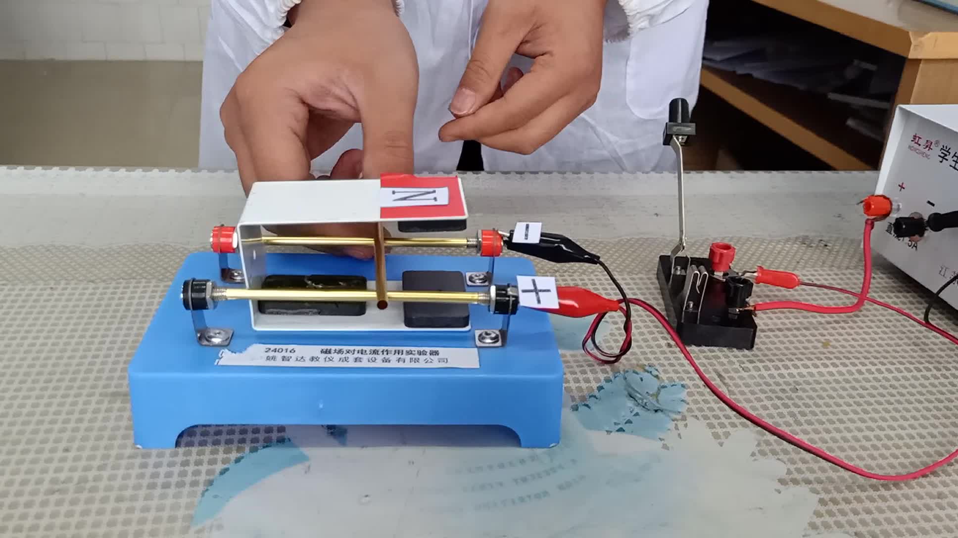 通电导体在磁场中受到力的作用。