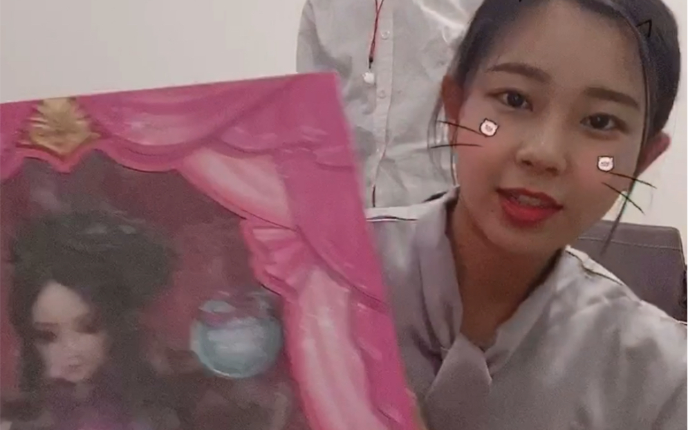 叶罗丽娃娃之毒娘娘开箱视频美上天