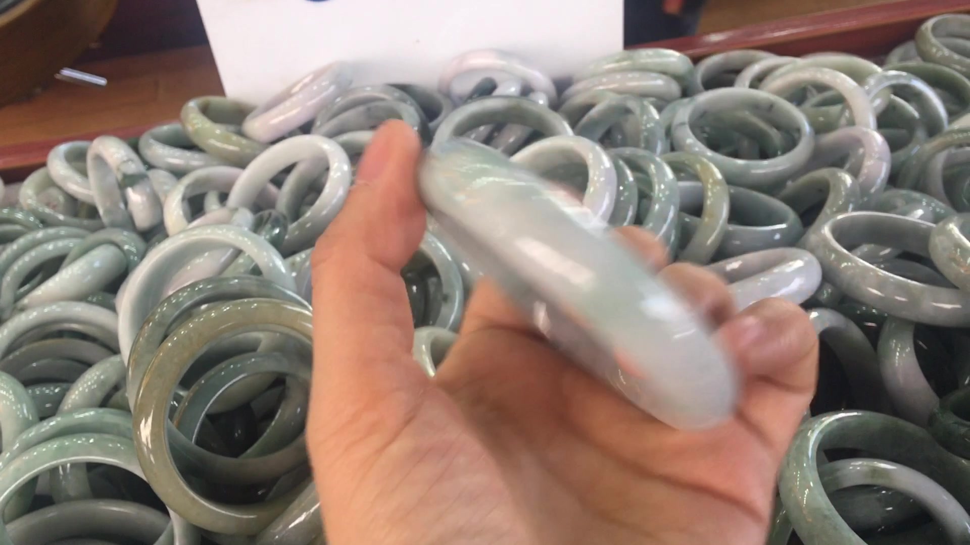 中缅边境翡翠手镯堆积无人问津,看看50和200元500元的有啥区别
