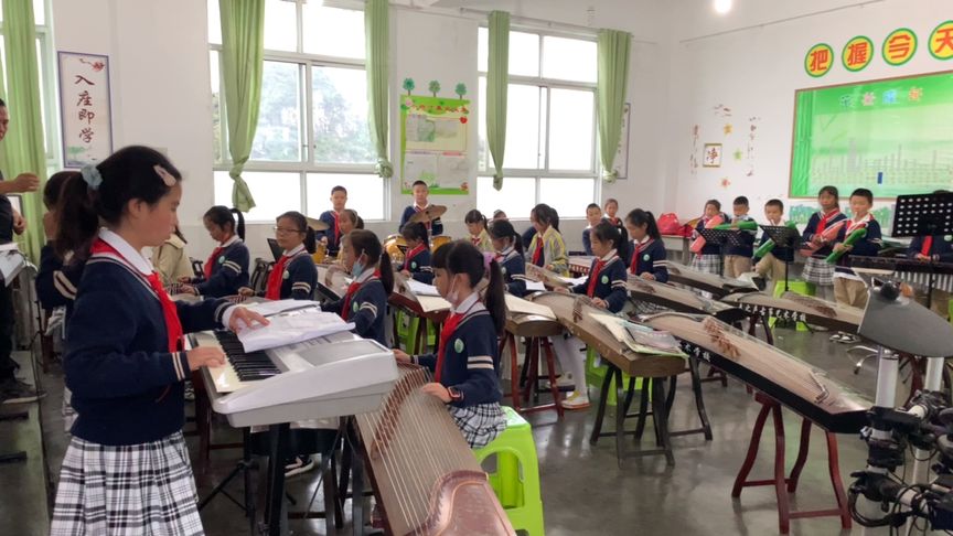 双减政策下的在校学生,丰富多彩的的课后延时服务。