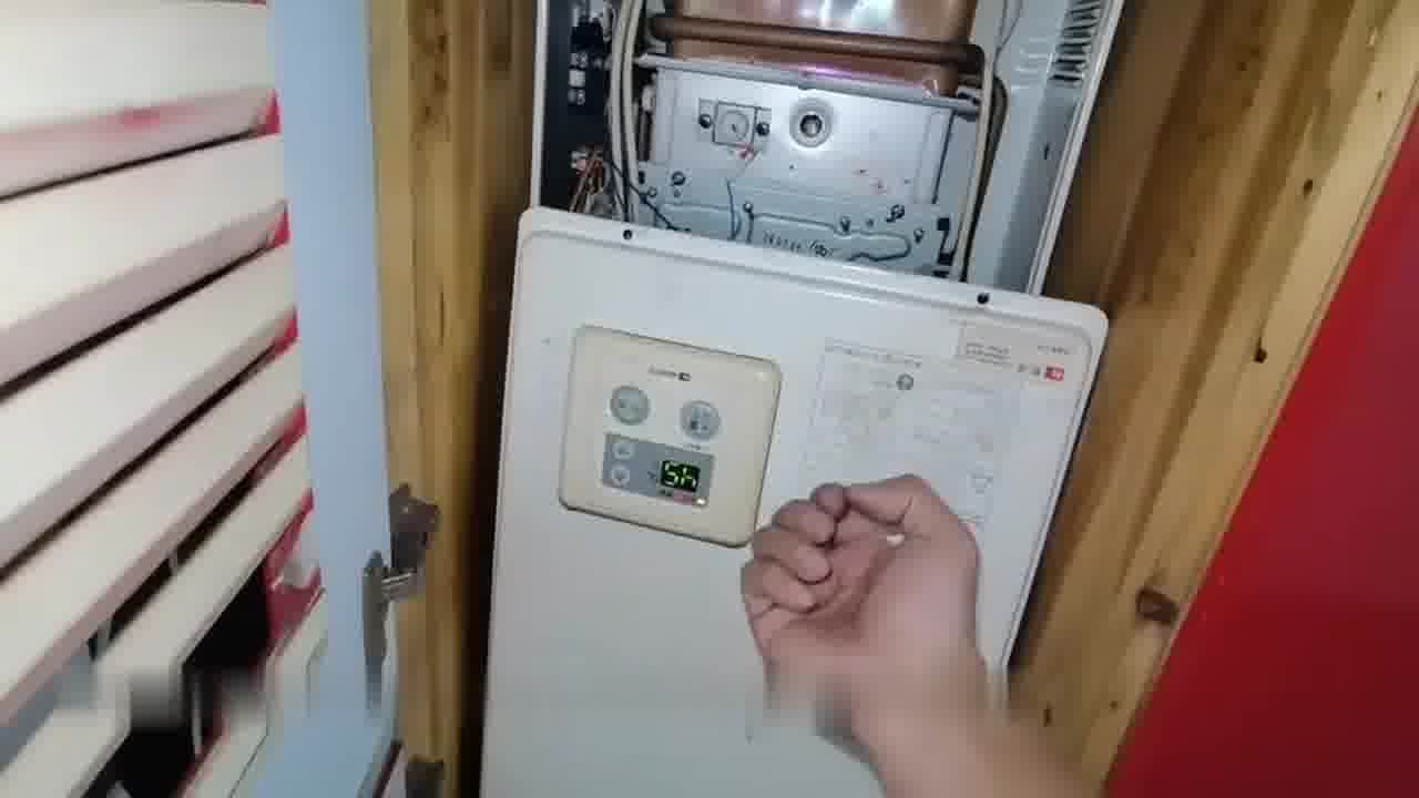 bosch地暖热水器er》来570天!,今天才来用,就不行了。怎么解决。