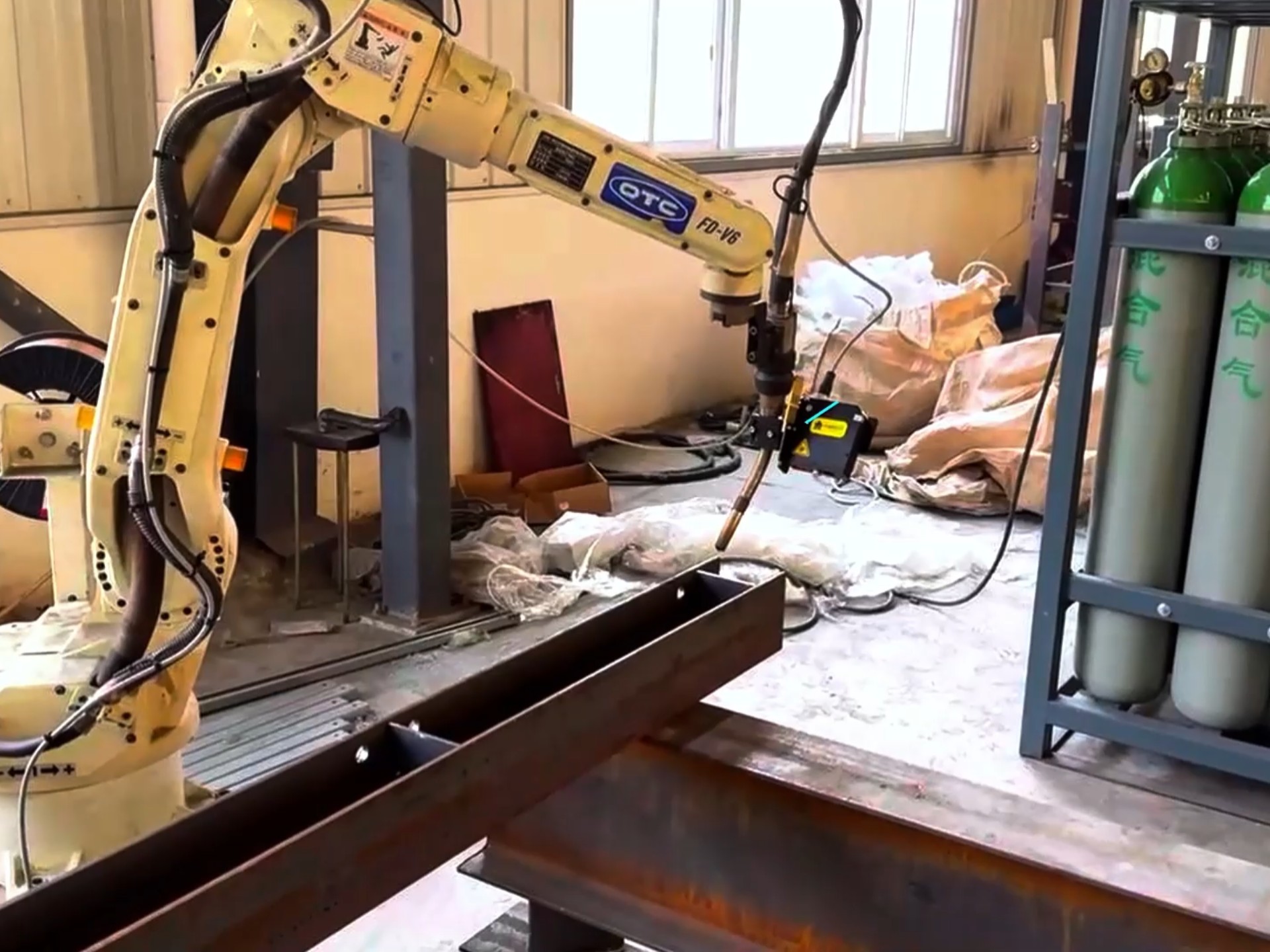 激光焊缝跟踪传感器适配OTC机器人在H型钢筋板自动寻位焊接的应用...