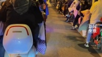电动车红绿灯前等候左转,一辆接一辆排得整整齐齐引网友怒赞