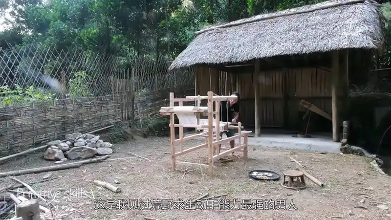 流落荒野第148天,制作第一台棉花纺织机,成功纺织出一匹棉布