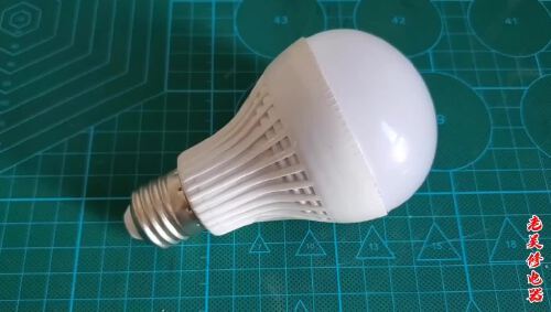 LED灯泡不亮了先别扔，教你一招，这样简单修一下，又用好几年