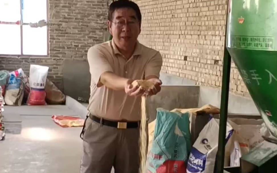 我国猪和家禽全价配合饲料中,能量饲料以玉米最多见,蛋白质饲料以...