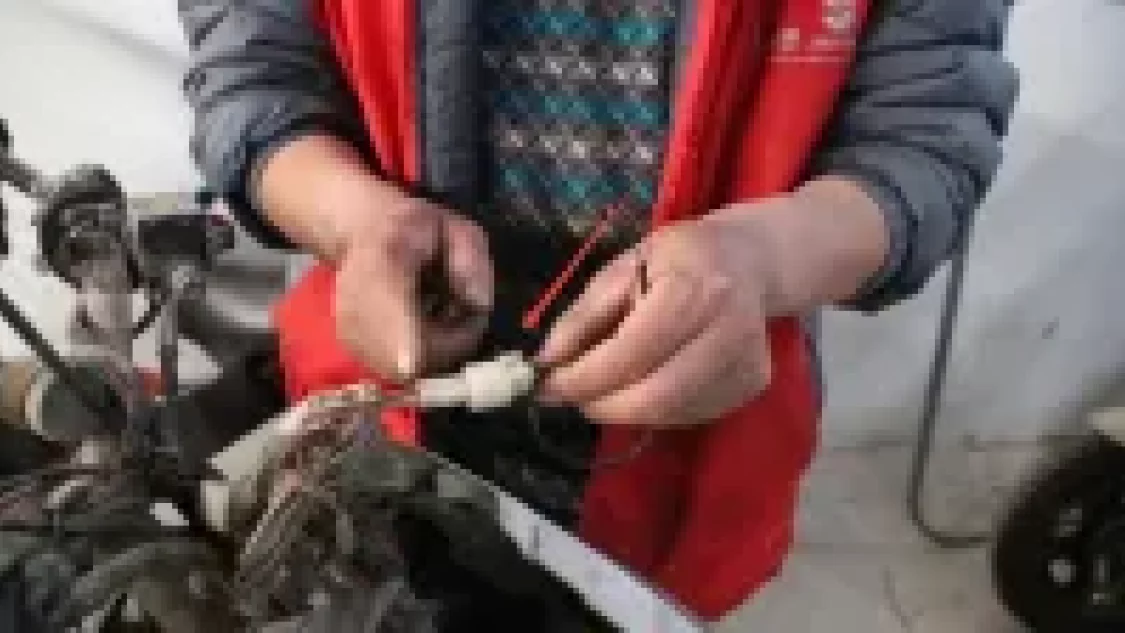 电动车常见问题,打开电源后电机就开始转,是转把坏了?