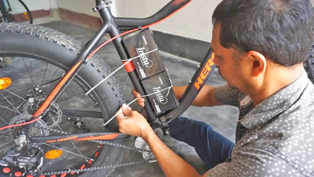 大叔把自行车改装成电动车,结构简单了点,但使用效果还挺棒