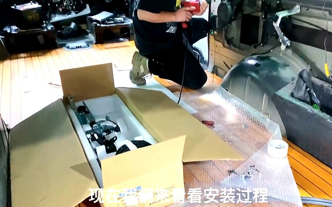 30多万的奔驰商务车是手动门,今天我们用2小时来给他改电动门!