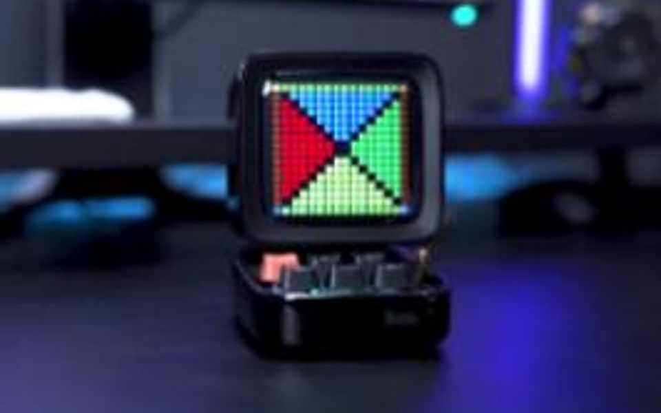 一款像素风的微型电脑?不,是游戏机!还不够?其实是歌词蓝牙音响。...