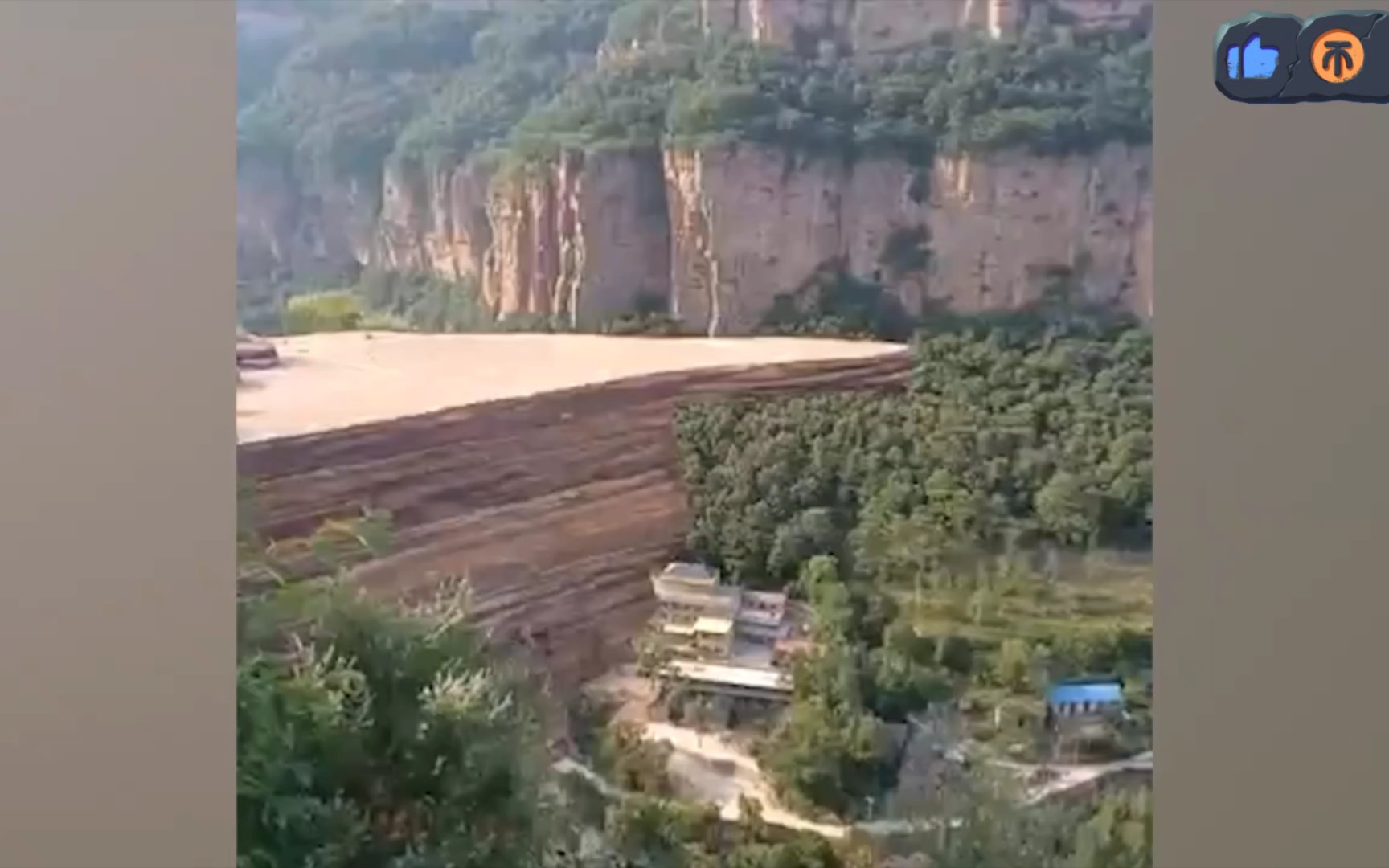 ...巨石已现裂缝,当地政府设置禁止靠近标识,仍有游客去“拍照打卡”。