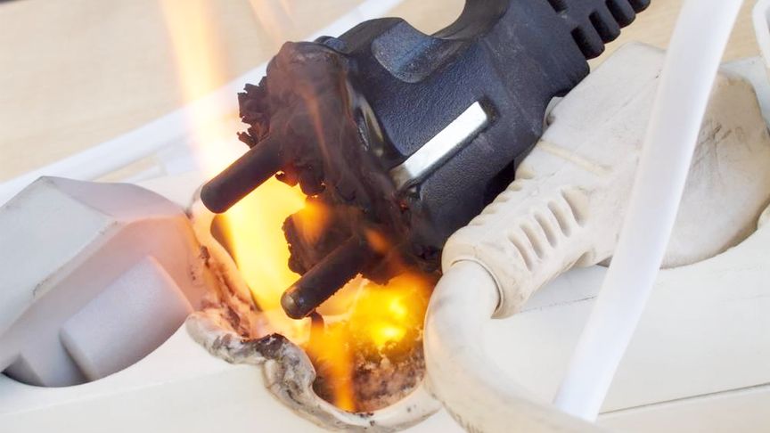 22A工作在10A插板瞬间喷火花起火,实验告诉你插座超载使用危险性