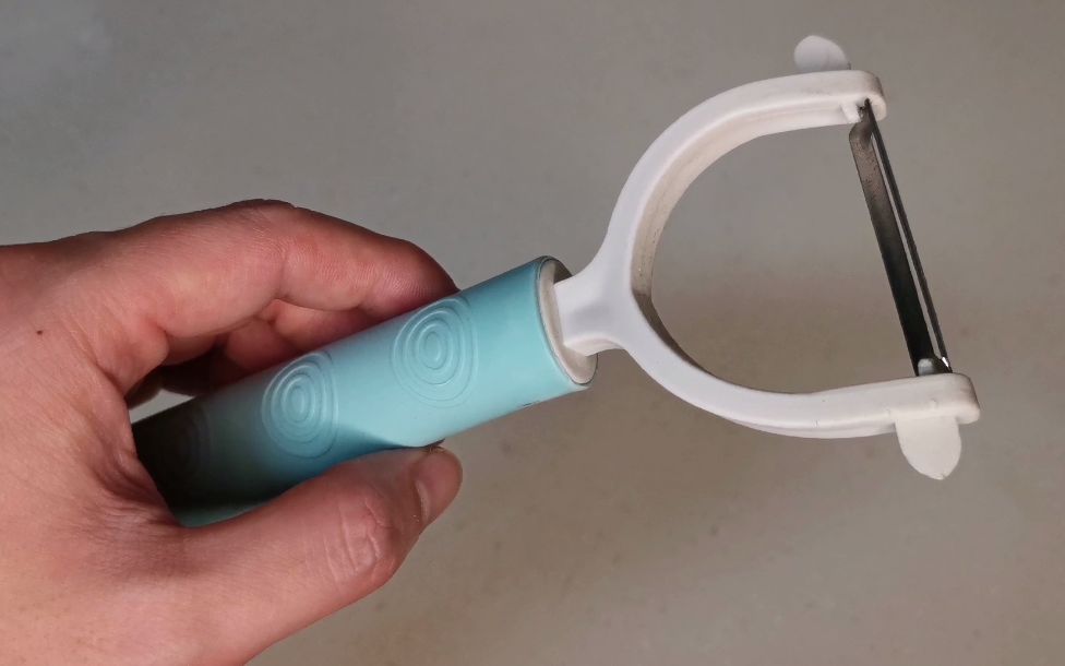 削皮刀上的小机关,好多家庭用烂了都不懂的,赶快学学看吧