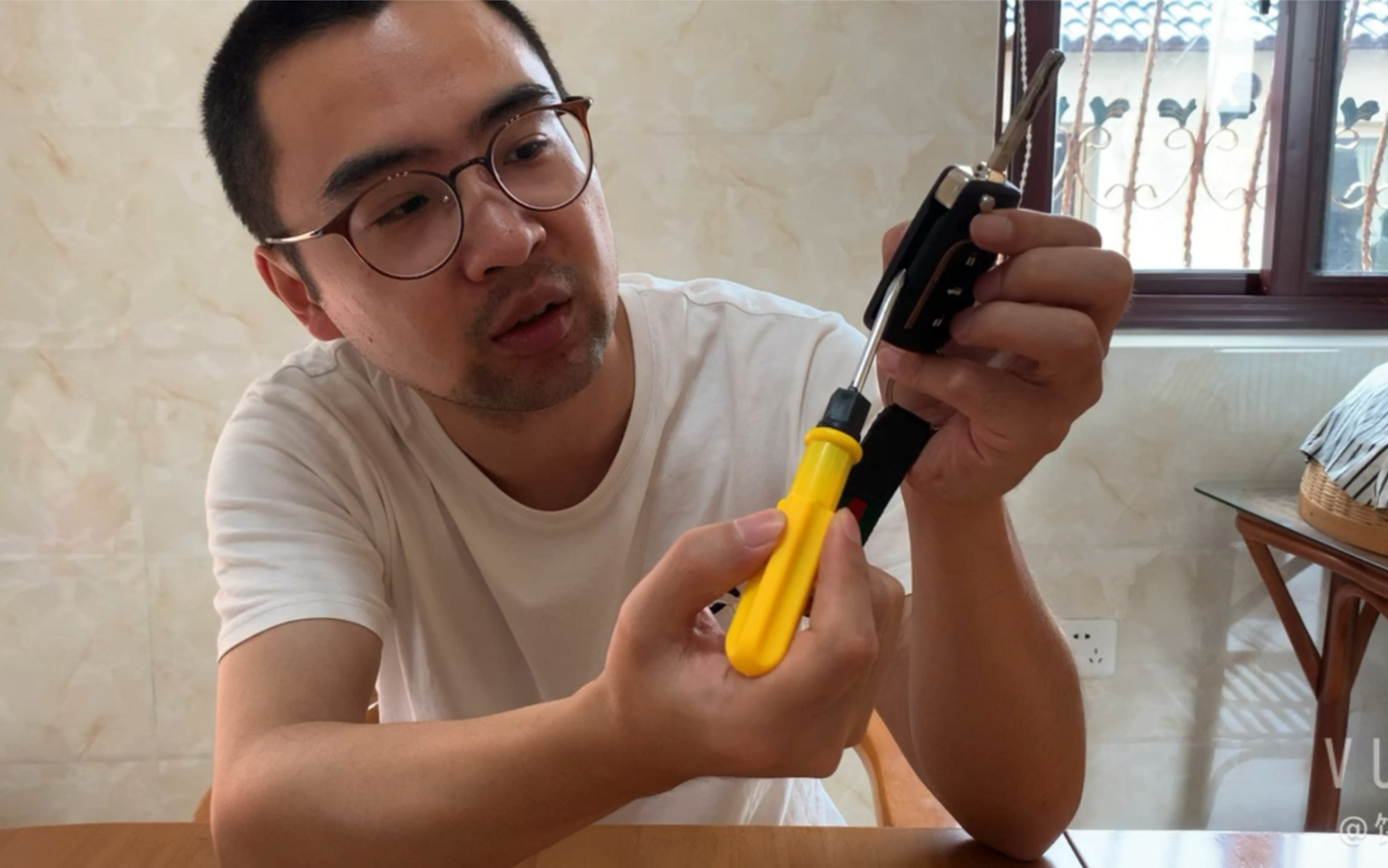 自己动手更换卡罗拉钥匙电池