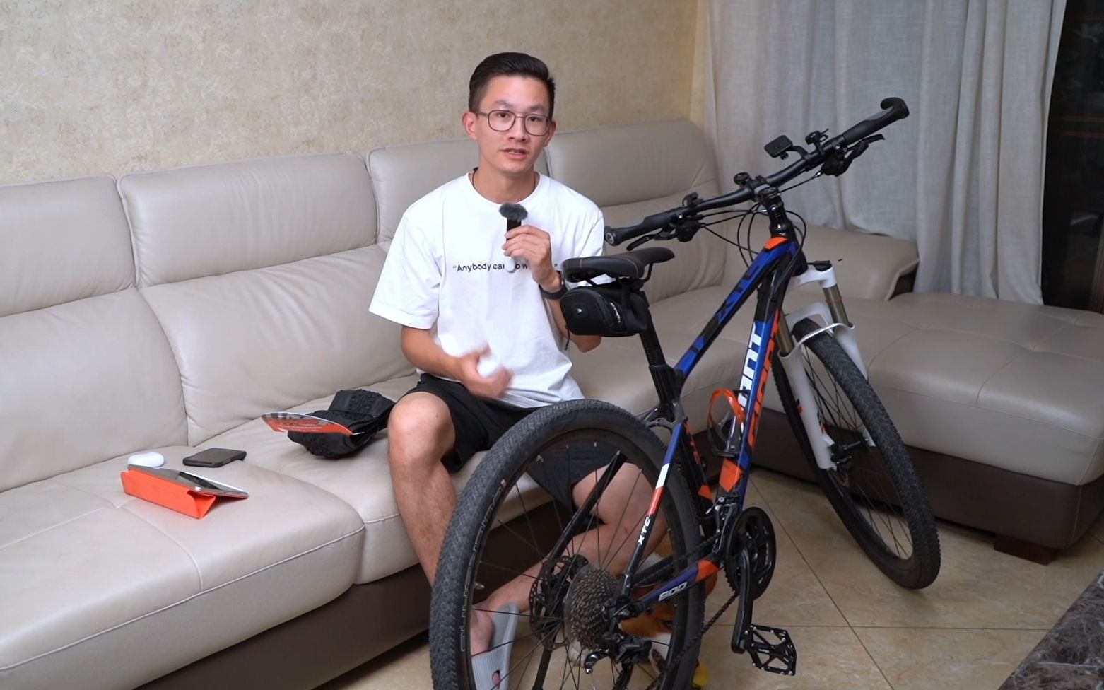 【Vlog】给我的XTC800换个玛吉斯外胎,我家的狗很乐意帮忙