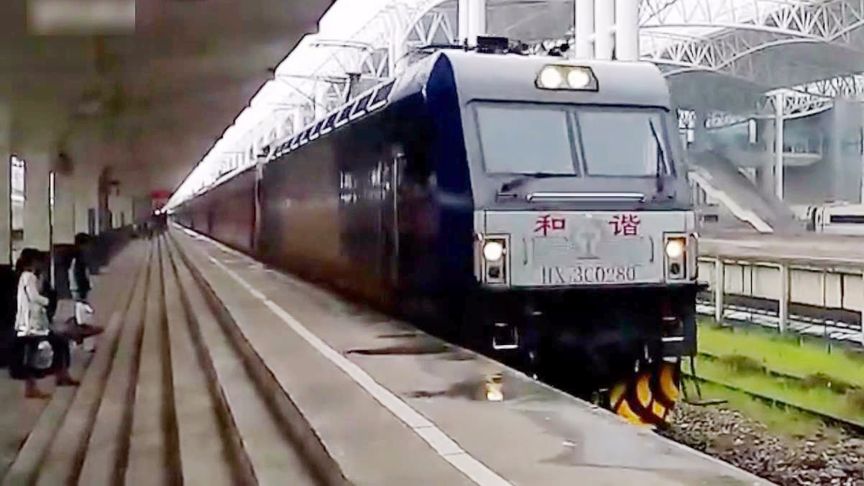 站台高低混合的老镇江站 上海至成都K1156次列车进站停靠