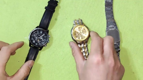 你绝对想不到!牙签也能拆表换电池!