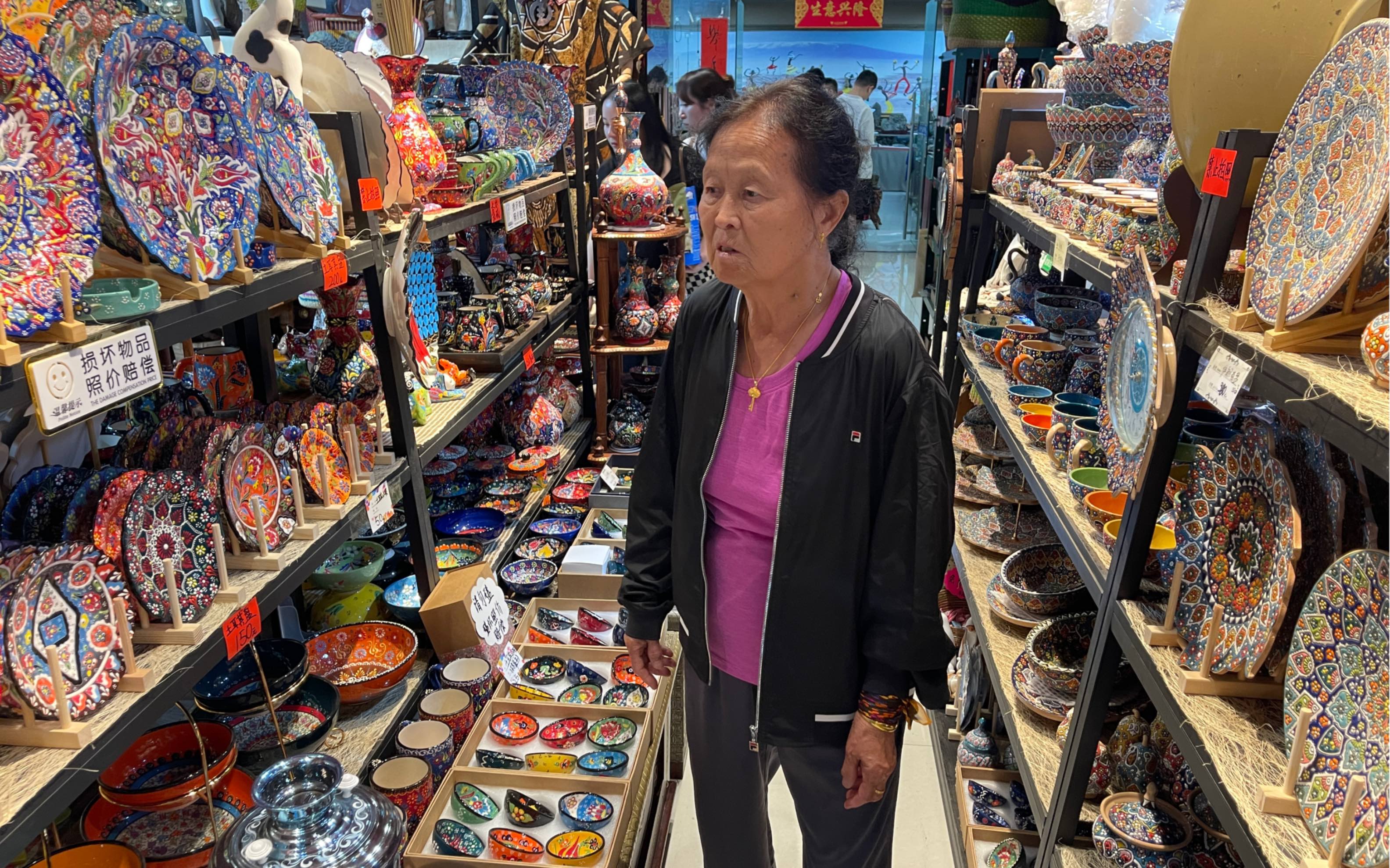 和老妈逛义乌小商品市场五区,很多异域风格的工艺品,都是零售的