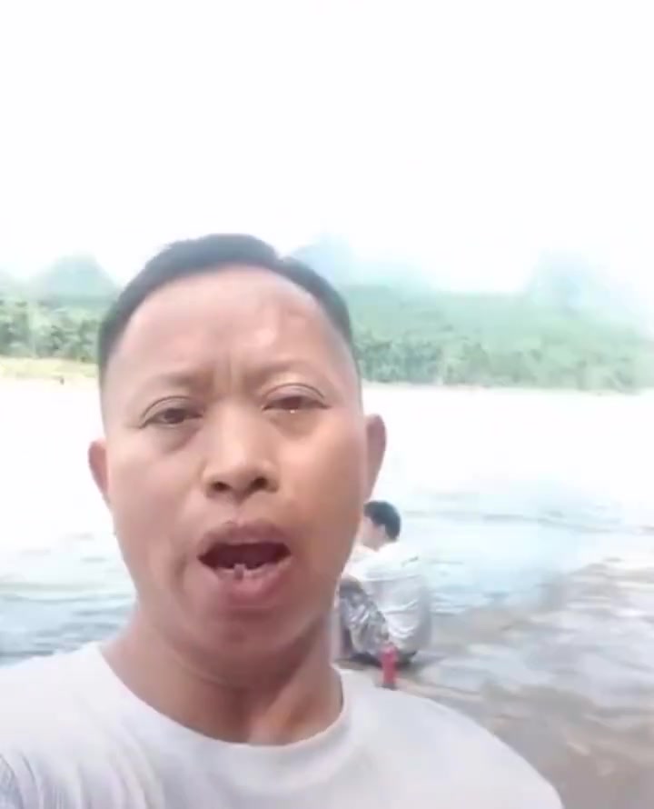男子用中英文介绍桂林山水