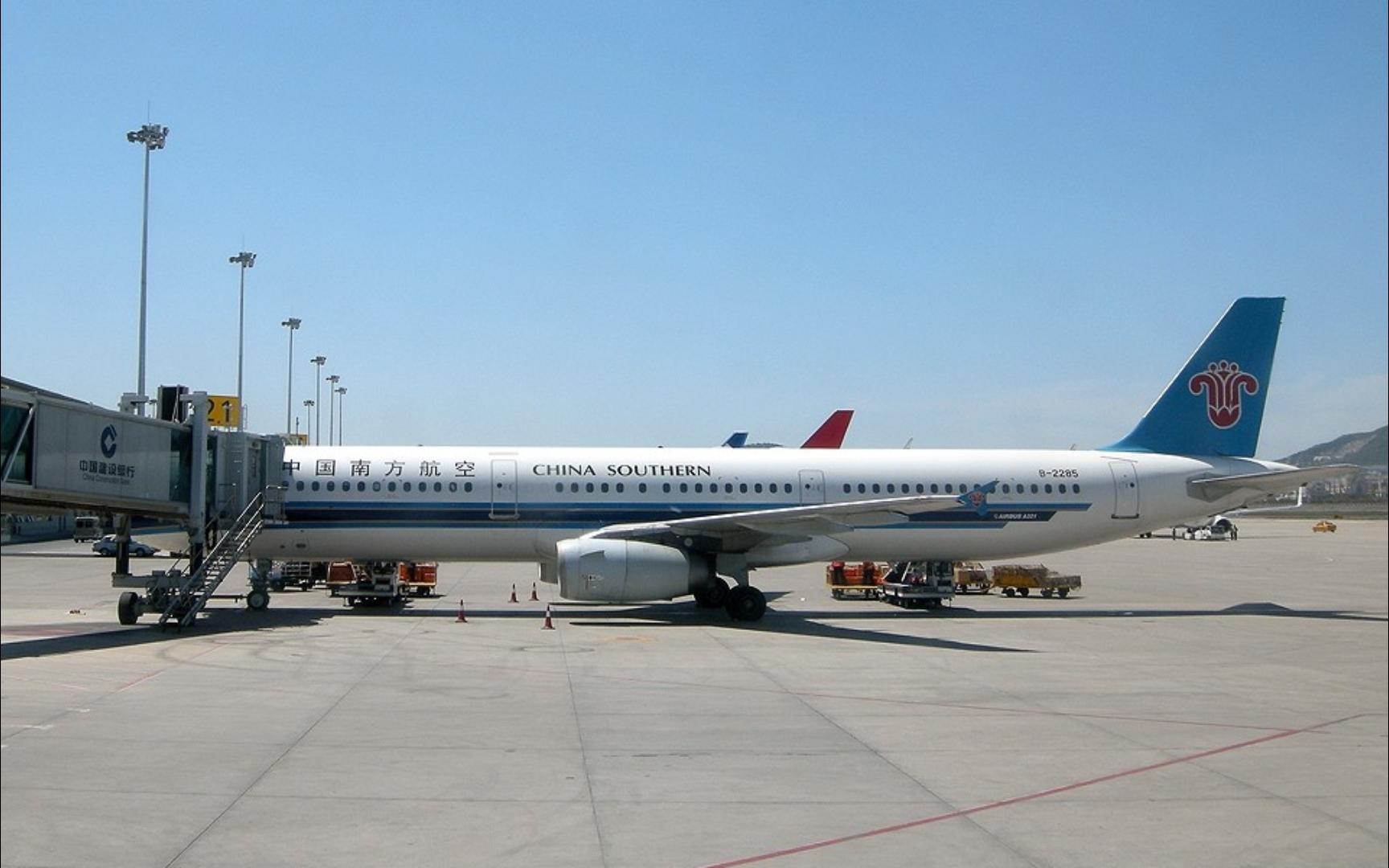 南航空客321-231降落大连周水子机场28号跑道,进机位127