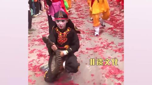 这就是传承的意义吧,值得一代代的传承,少年和传统文化从不违和