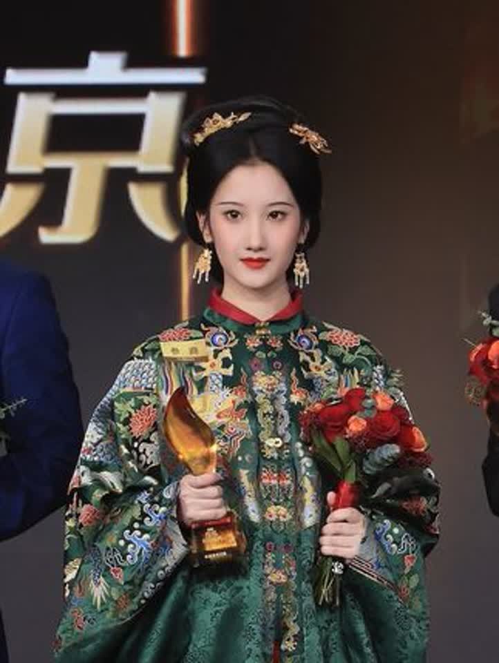 "希望我能够依旧坚持自己的热爱,砥砺前行 "-#搜狐时尚盛典红毯 #国风 ...