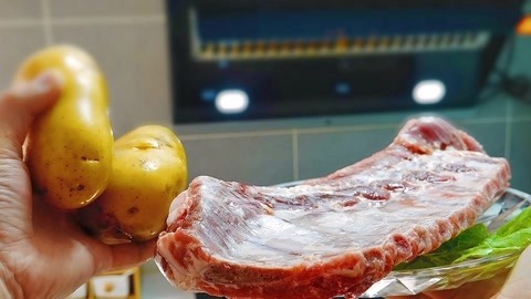 分享一道排骨土豆最家常的做法,简单易上手,让你在家轻松做大厨