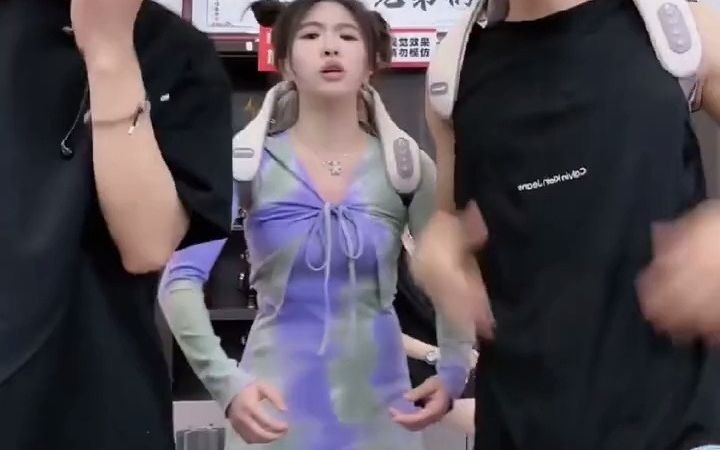 疯狂小杨哥三只羊-小杨哥直播倍轻松颈椎按摩器,肩颈酸,痛,长时间对着...