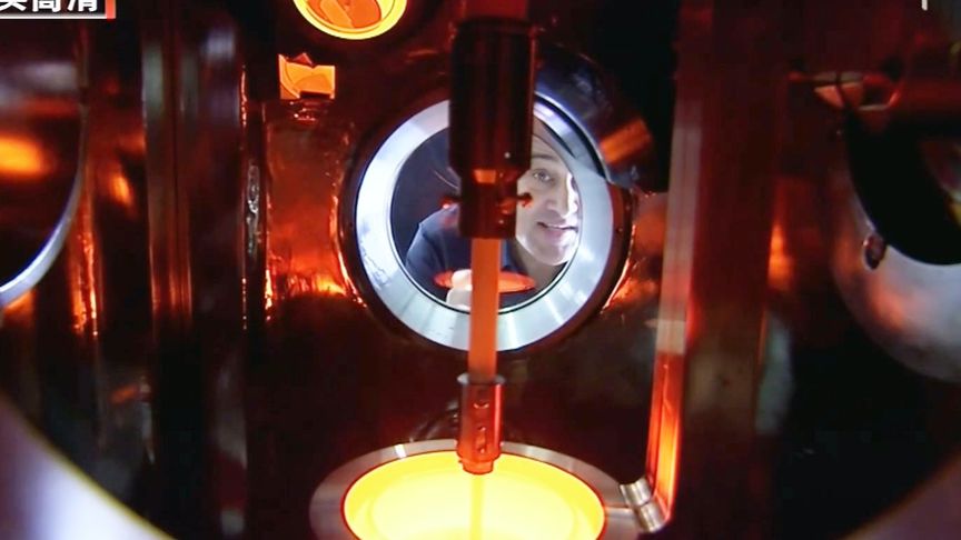 单晶半导体的制作现场,看起来真的是有点魔幻