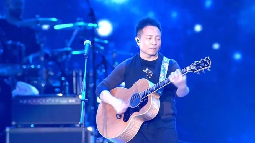 曾经的你:许巍演唱会最嗨现场,前奏超长超好听!