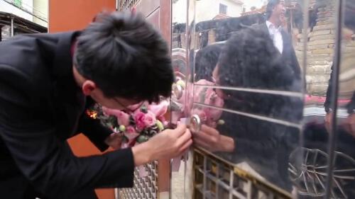 开锁专业的新郎也敢堵,一张卡片就能解决问题