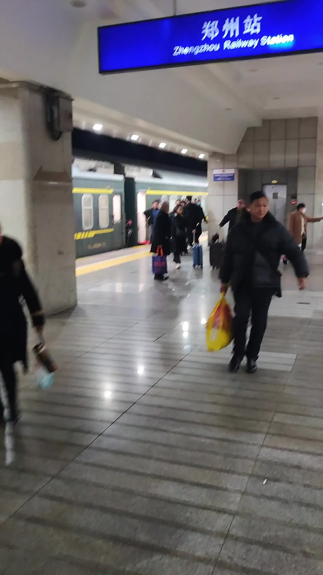 ...半到漯河,七点到许昌,八点到郑州…,大家说这趟车中不中?#绿皮火车 ...