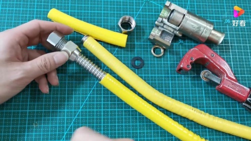 金属软管切断之后竟然可以轻松接头,打窝器的使用方法竟如此简单!
