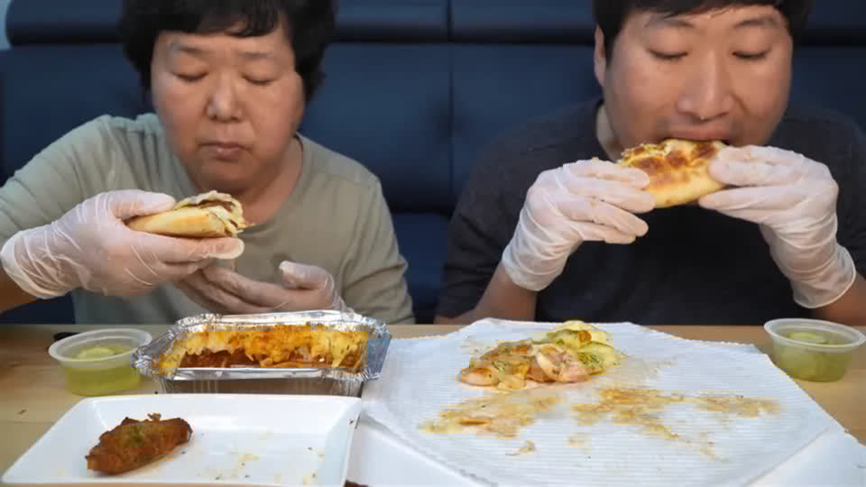 和妈妈吃美味的虾仁披萨,虾仁非常多