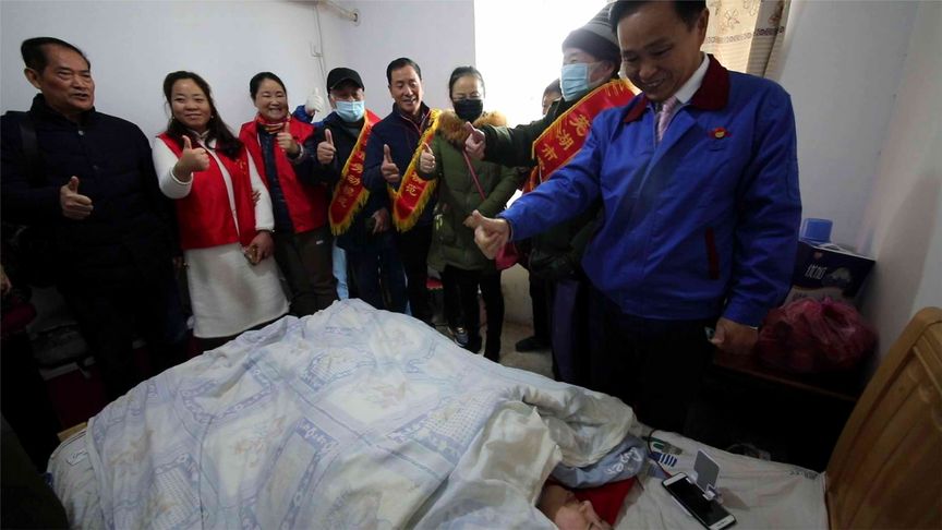 国际残疾人日,劳模、志愿者来看望瘫痪在床30年的她,温暖阳光!