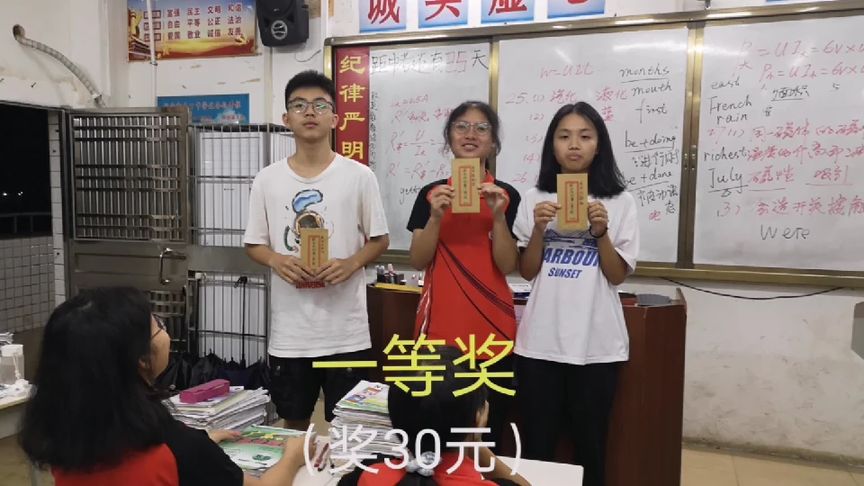女儿参加学校举行的“书写时代经典,传承红色基因”硬笔书法比赛