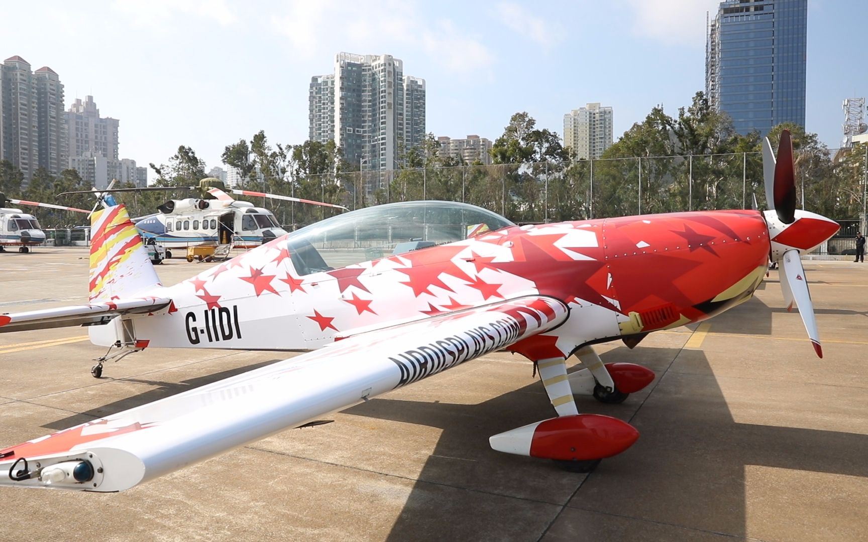 央视春晚焰火飞行秀表演飞机大揭秘,翼身可分离售价300万!