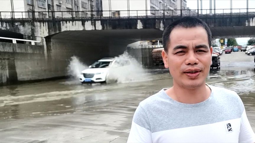 柳州一低洼下穿涵洞通道,一下就积水,下大到暴雨就有车被淹