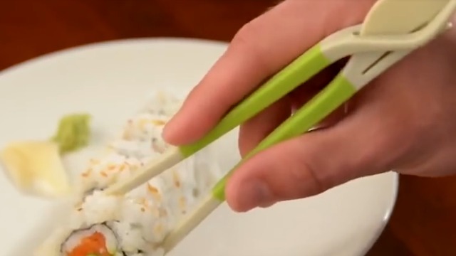 老外是怎么用筷子的?还有牛人专门研发的筷子,有着3种用法