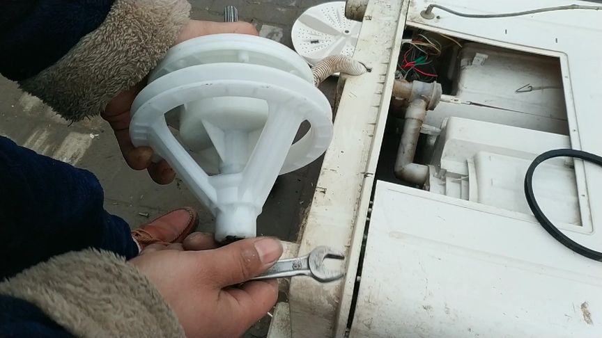 洗衣机工作时咔咔响,原来是这里坏了,小梁亲手教你修