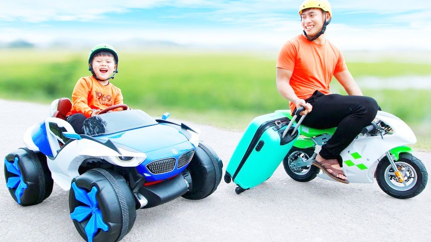 小萌娃组装电动玩具汽车,可怜的爸爸骑个小摩托