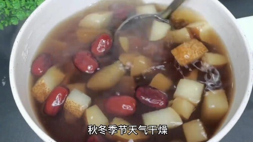 秋冬季节多给家人安排冰糖炖雪梨,清热润肺降燥,做法非常简单