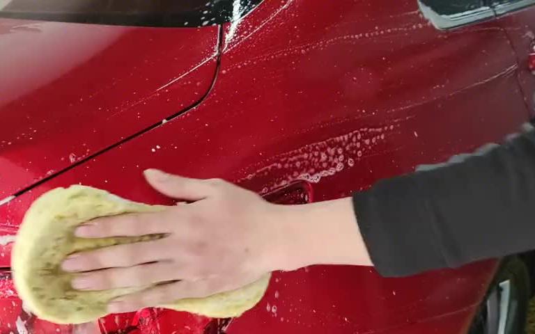 汽车车身油漆有脏东西一招教你搞定