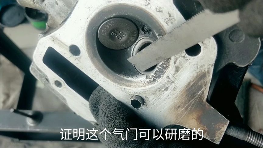 摩托车研磨气门,实际操作及细节展示。